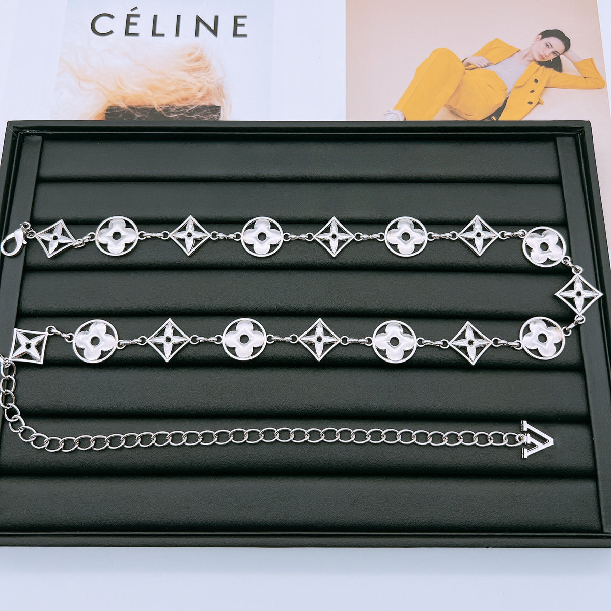 VL Logos Chain Belts – SaSaCoTnT